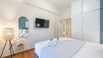 Quarto casal urbano | Escrivaninha, espaço de trabalho para notebook, Wi-Fi de cortesia