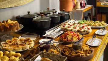 Café da manhã com buffet grátis todos os dias