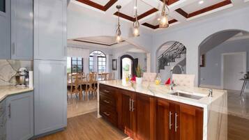 Um frigorífico/congelador grande, um micro-ondas, um forno