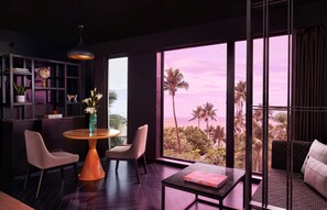 Suite-Estúdio | Cofre no quarto, com decoração personalizada