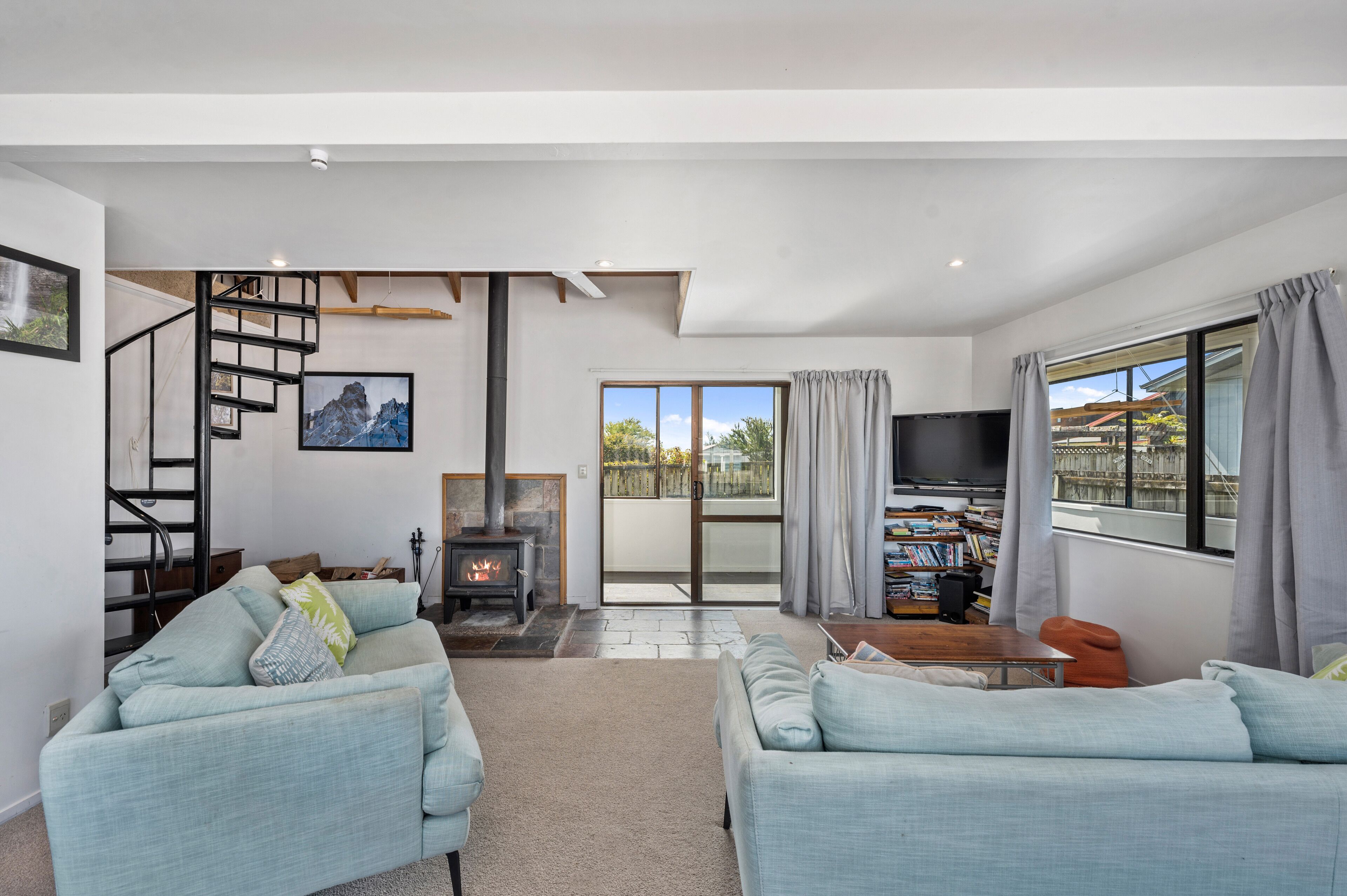 Sparkling 3-bedroom Home With Fireplace And Views - Nueva Zelanda