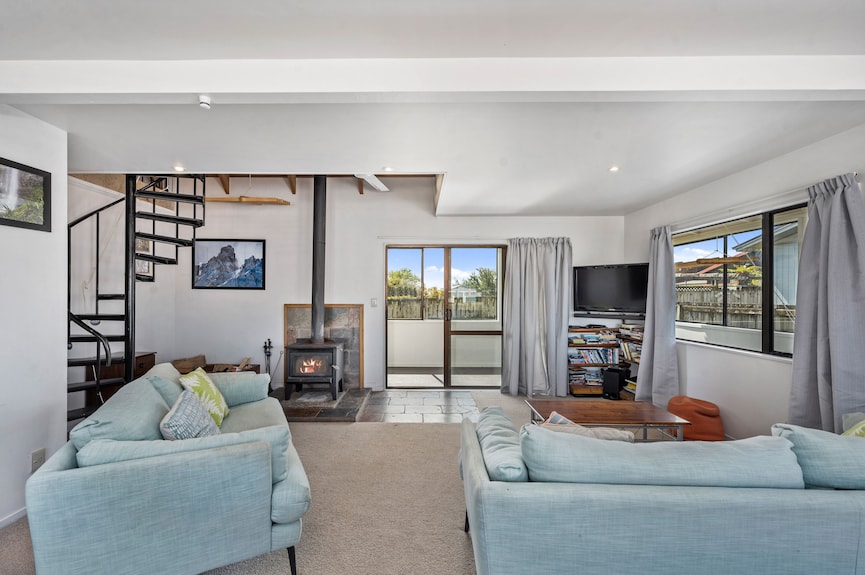 Sparkling 3-bedroom Home With Fireplace And Views - Nueva Zelanda