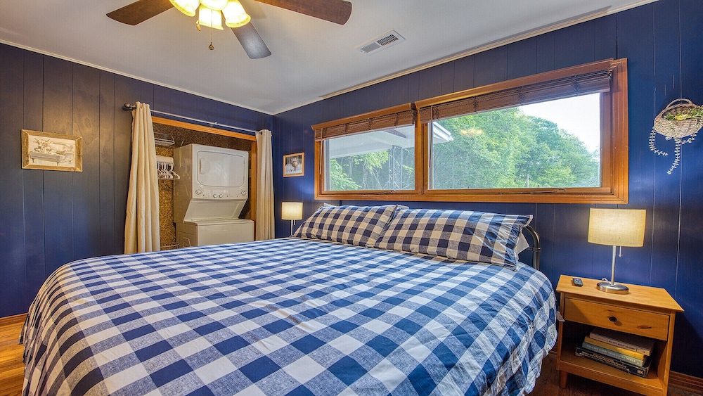 Mountain Magic Cottage - Creekside, Stunning Views, Pet Friendly, Cozy, Peaceful - Maggie Valley, NC