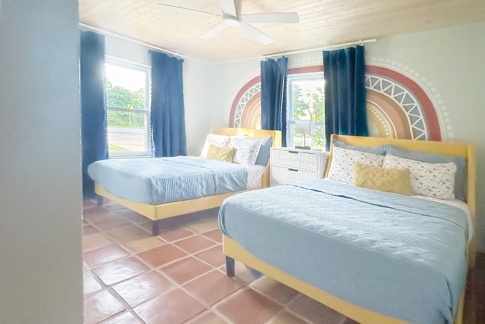 Waterfront / Beauty Bar / Family Fun / 2 King Beds - Granbury, TX