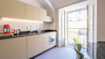 Suite Familiar | Cozinha privada | Um frigorífico, um micro-ondas, uma placa de cozinha