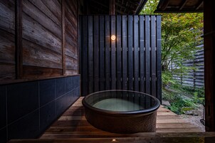 Quarto Tradicional, não fumadores (Main Building 105, Semi-open-air Bath) | Casa de banho | Um polibã e uma banheira separados, uma banheira de imersão total 