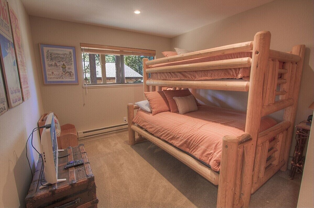 Cozy Bear Lodge - Beautifully Remodeled Condo! - Lake Tahoe