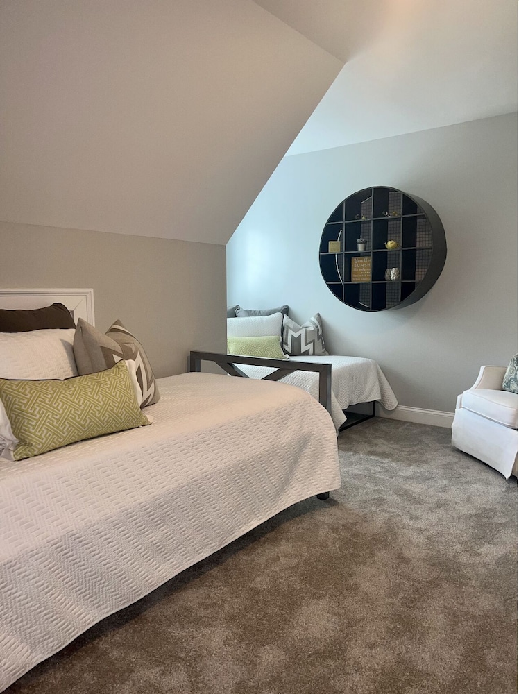 Beautiful Bright 6 Bedroom Home In The Heart Of Buckhead - Buckhead