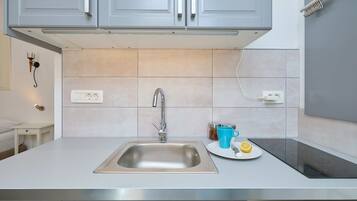 Apartamento (0 Bedroom) | Cozinha privada | Geladeira, cooktop, torradeira, freezer