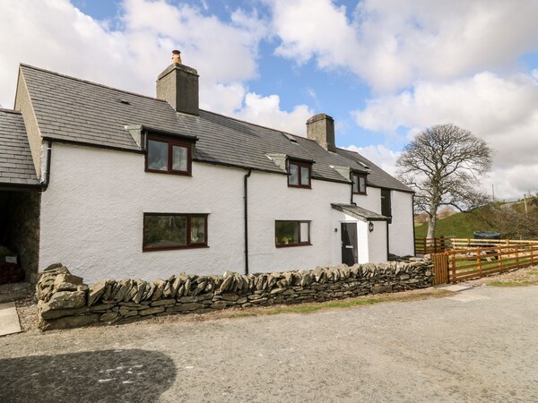 Orsedd Wen Farmhouse - Snowdonia National Park