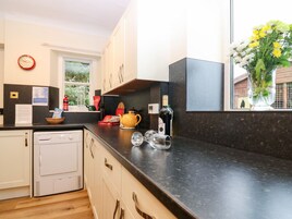 Geladeira, lava-louças, chaleira elétrica, torradeira