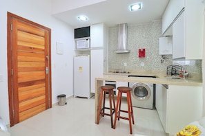 Geladeira, micro-ondas, cooktop, talheres/pratos/utensílios de cozinha