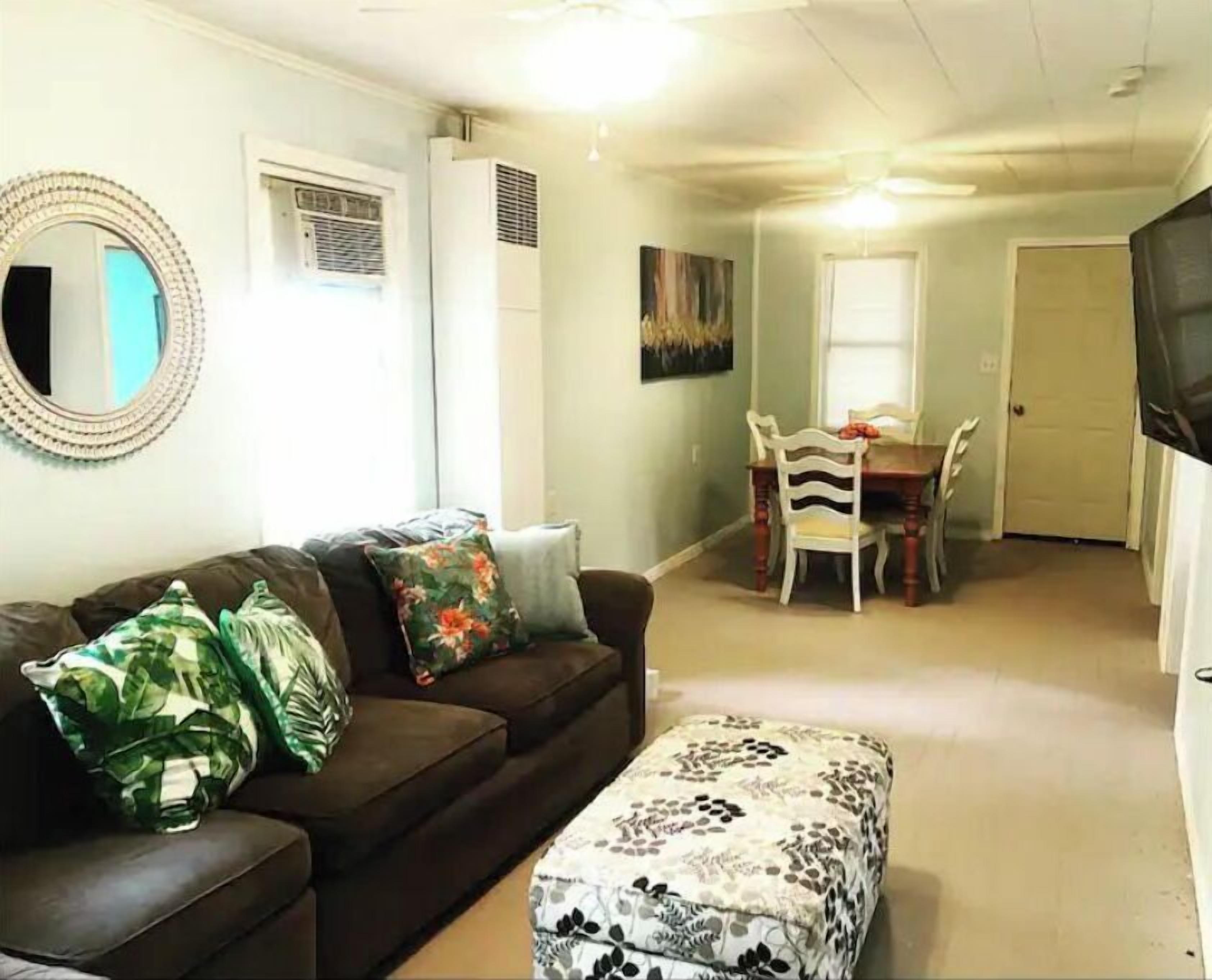 A 3 Bdrm Bungalow In The Heart Of The Gotl Strip - Geneva, OH