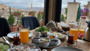 Pequeno-almoço tipo buffet diário incluído
