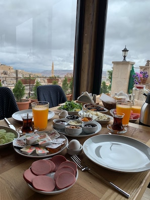 Pequeno-almoço tipo buffet diário incluído 