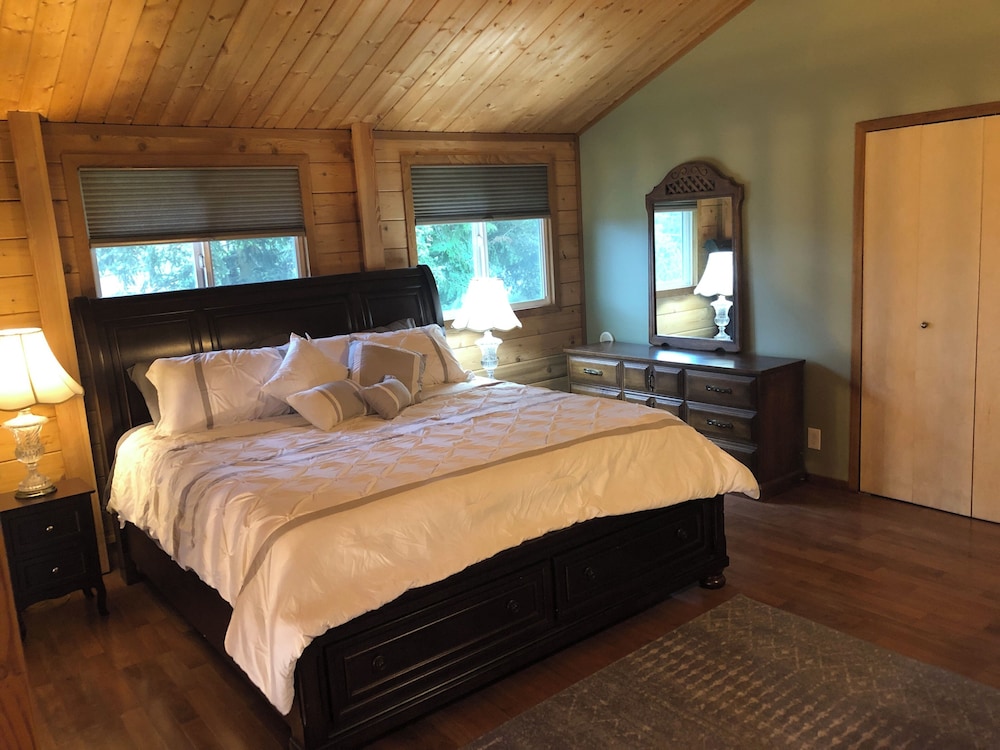Chalet Overlooking Quiet Bay, Surrounded By Deception Pass State Park - State of Washington