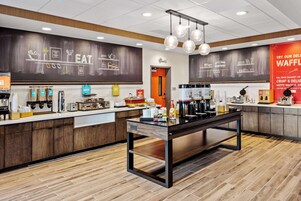 Café da manhã com buffet grátis todos os dias