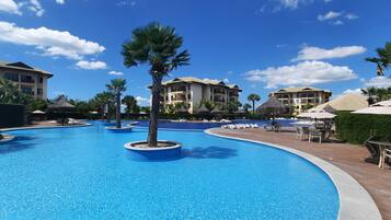 Piscina exterior, guarda-sóis, espreguiçadeiras