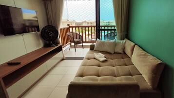 Apartamento Comfort, 1 quarto, vista para o mar | Sala | Televisor de 32 polegadas com canais digitais