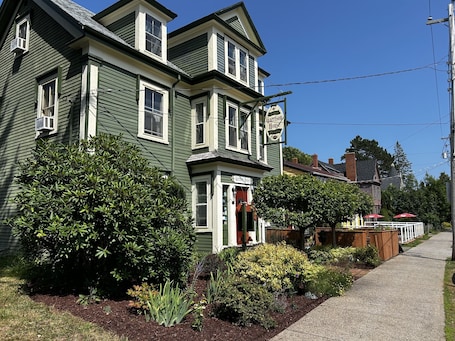 Jardim. The Garrison House Inn