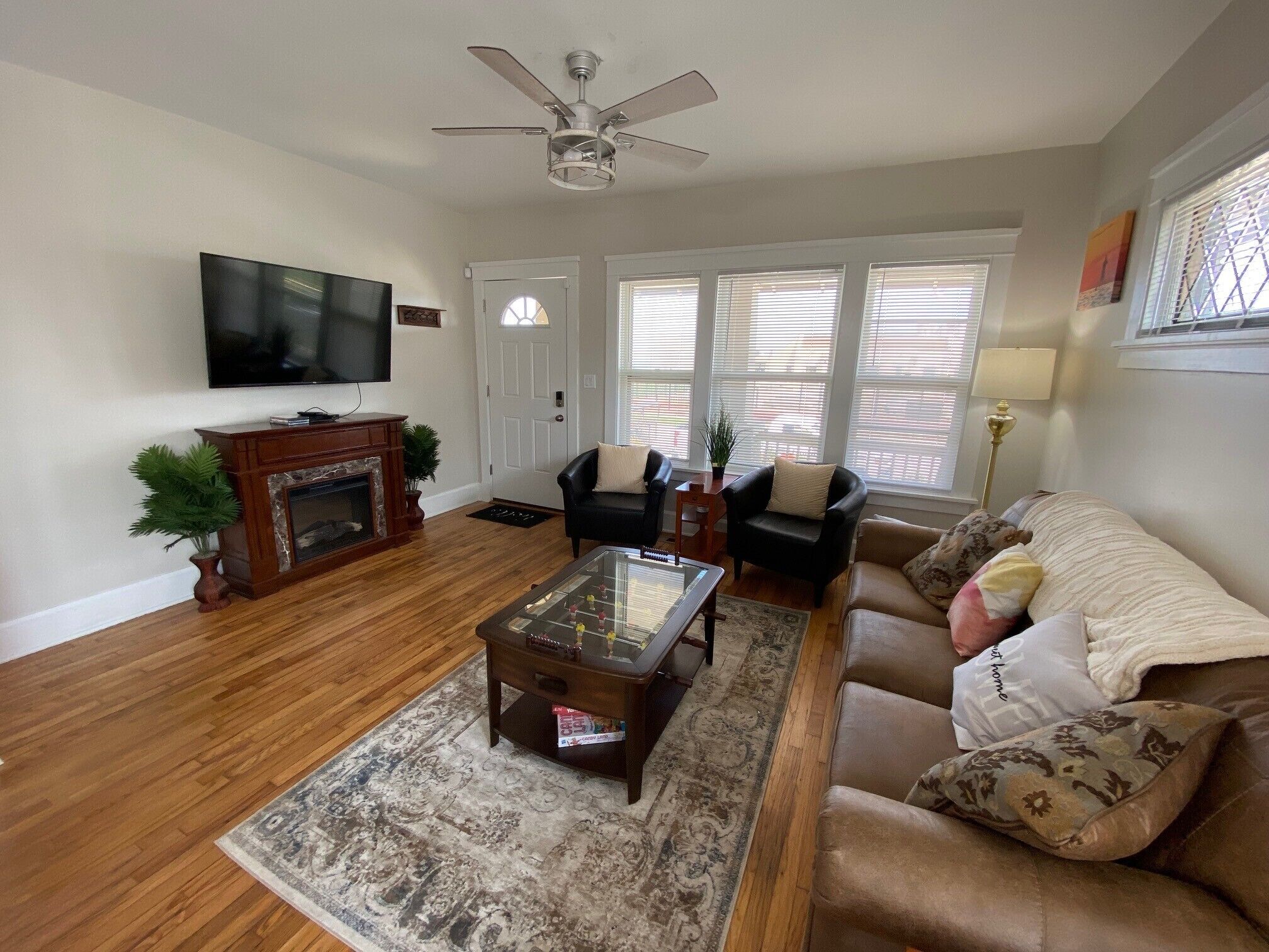 Surfs Up! Pro Cleaned, Self Check In - Sleeps 14 - Racine, WI