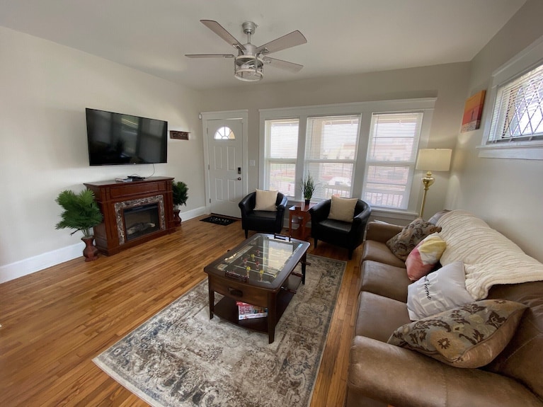 Surfs Up! Pro Cleaned, Self Check In - Sleeps 14 - Racine, WI