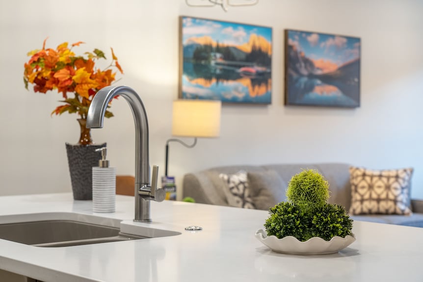 *Lux* 1 Br King Condo Dt Canmore, Heated Parking, Hot Tub - キャンモア