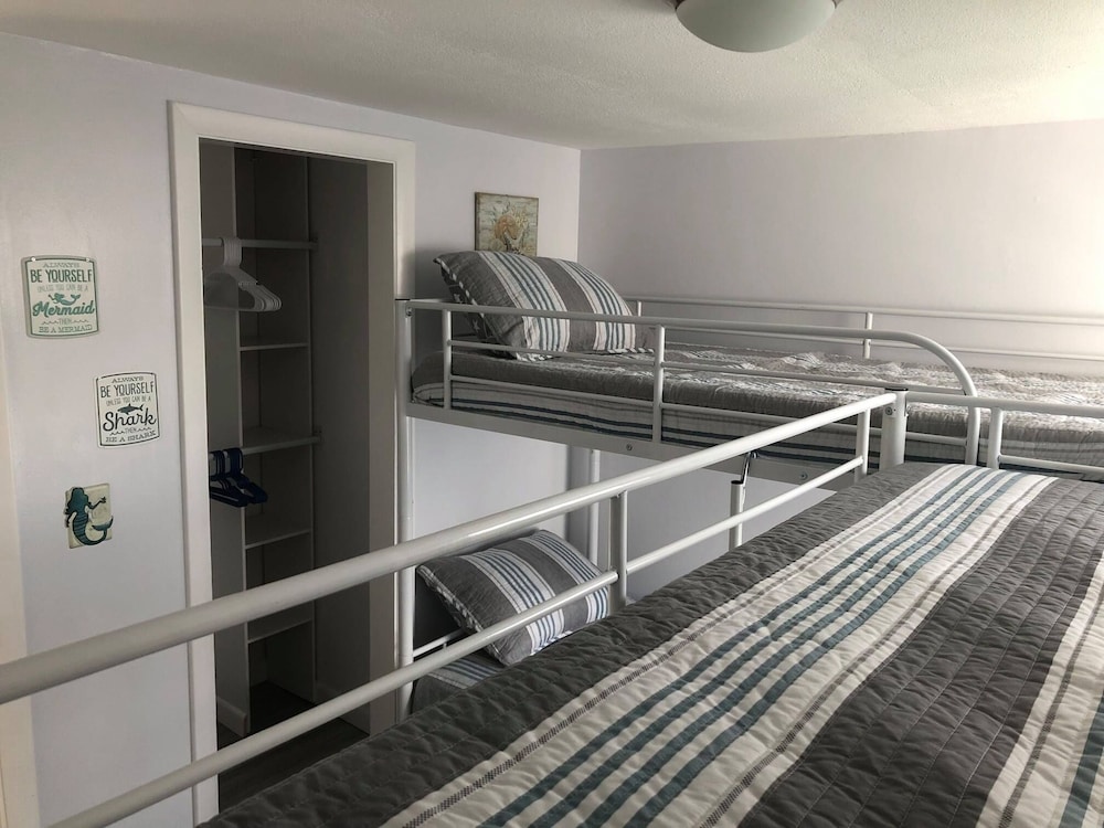 Steps To Beach Entrance #7, 1st Floor, 2 Bedrooms, King Bed, Private Deck/grill - Kensington, NH