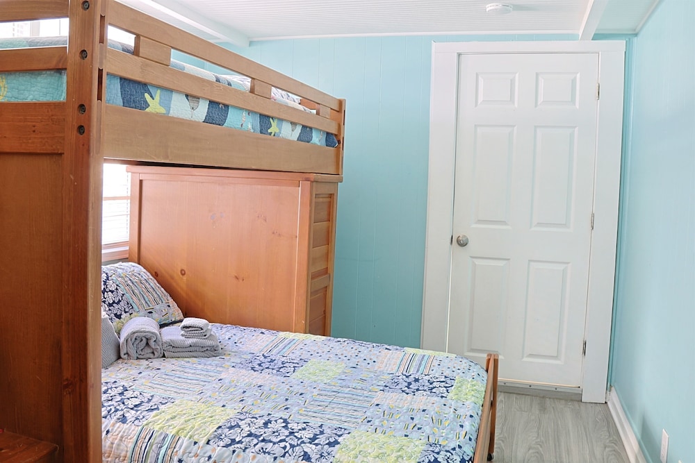 Charming Beach Cottage-1 Block To Beach/boardwalk - Southport, NC