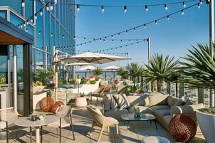 7 restaurantes, pequenos-almoços servidos 