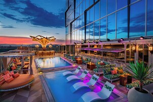 Piscina exterior, da(s) 9:00 à(s) 16:00, toldos gratuitos, guarda-sóis 