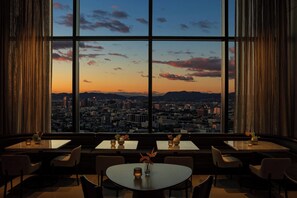 4 bares/lounges, este bar no lobby do hotel 
