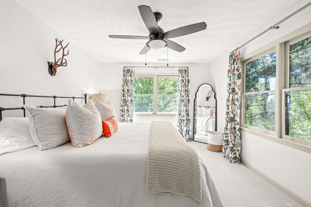 Designer Chic Mountain Home Minutes From Downtown Clayton & Lake Burton - Clayton, GA