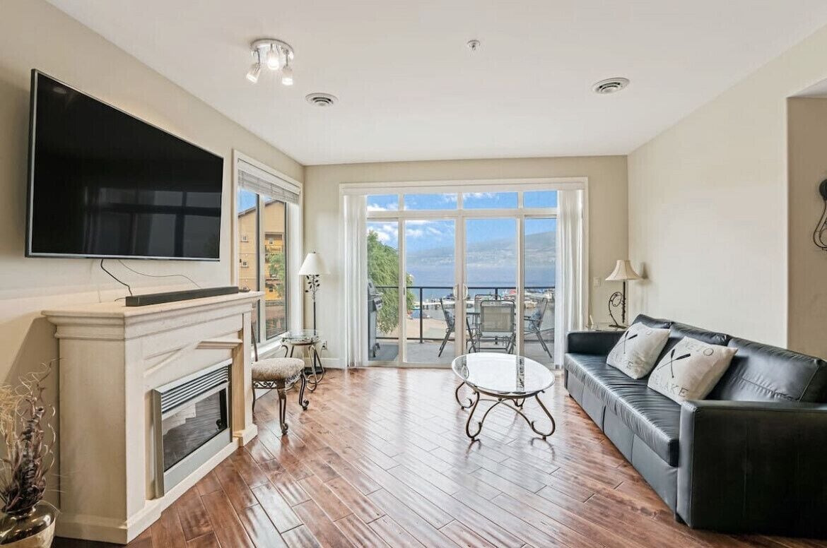 Executive Lakeview Suite, 3 King Bedrooms 2 Baths, 2 Private Patios - Kelowna