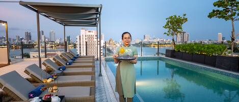 Piscina exterior, guarda-sóis, espreguiçadeiras