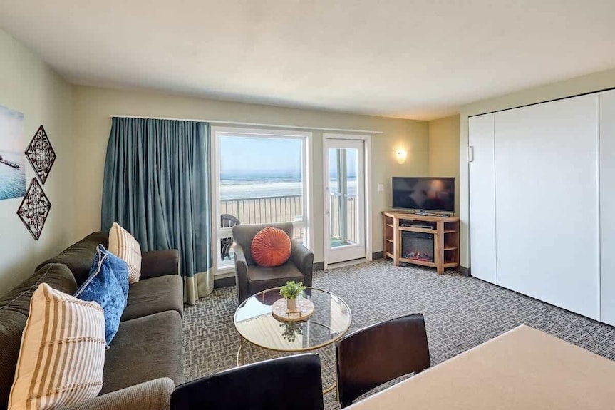 Family Suite - Sleeps Six - Ocean Views & Beach Access - Pool And Hot Tub! - Oregon