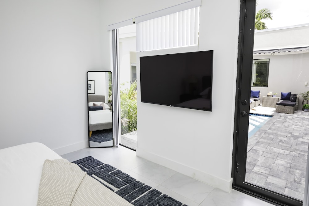 The Lounge. Heated Pool! 10 Minutes To 5th Ave And Beach! - Naples, FL