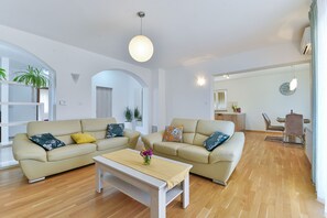 Vila, 6 quartos, piscina particular, vista para a piscina | Sala de estar