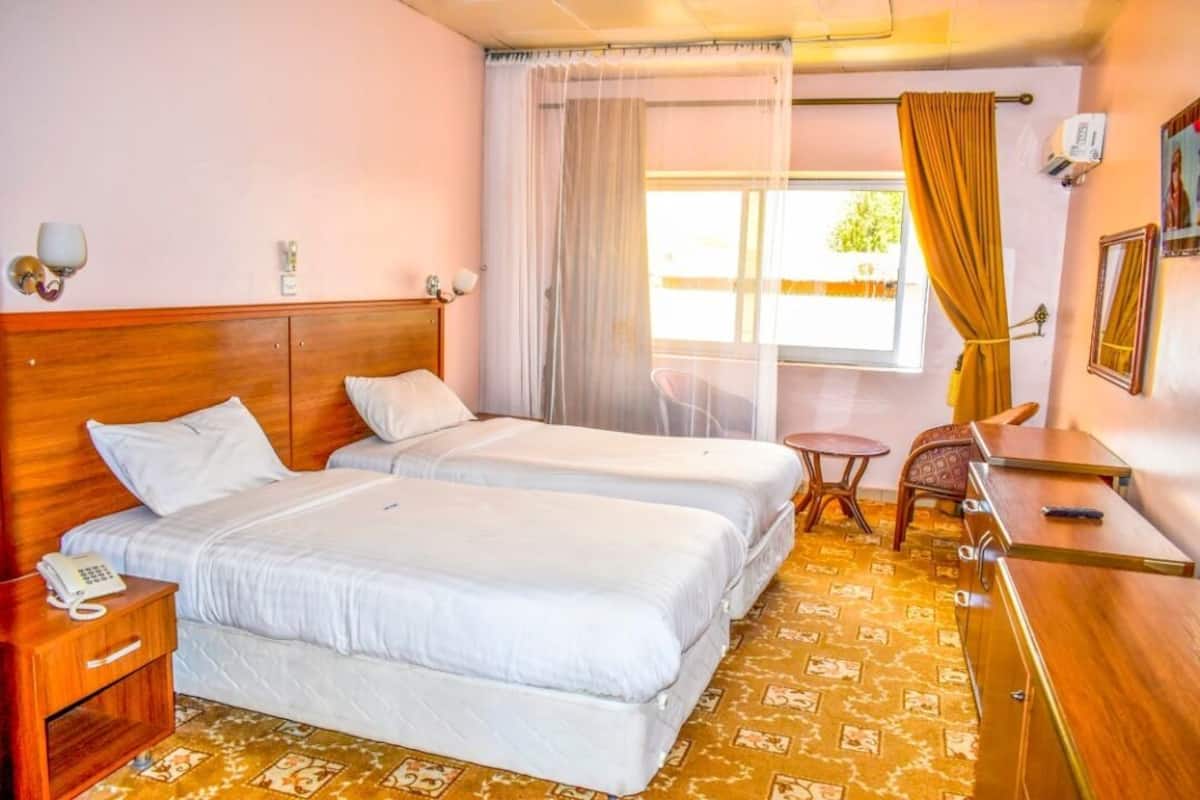 Quarto duplo luxo | Individualmente decorados, individualmente mobiliados, escrivaninha