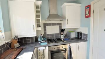 Geladeira, lava-louças, talheres/pratos/utensĂlios de cozinha