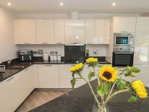 Casa de Campo | Cozinha privada | Uma máquina de lavar louça, utensílios de cozinha