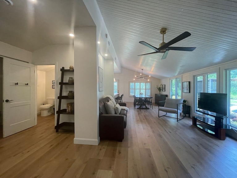 Gorgeous Waterfront Lake House Near Sandbanks Beach With Kayaks And Beach Pass. - Comté du Prince-Édouard