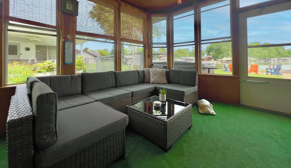 Waterfront Cabin With Hot Tub, Outside Bar & Private Dock! - Indian Lake, OH