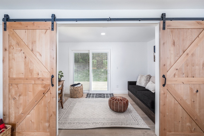 Cozy Winter Cottage | Ski Stowe | Hot Tub | Private Deck -