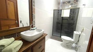 Quarto Standard | Casa de banho | Um polibã, toalhas fornecidas, sabão, champô