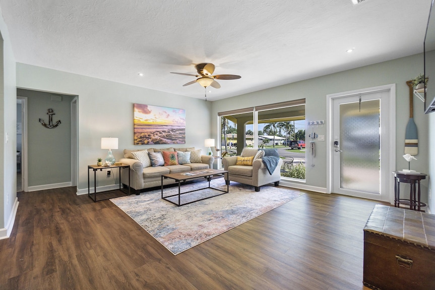 Remodeled Home W/ Hot Tub In Pompano Beach! 3 Bedrooms & 2 Full Bathrooms - Pompano Beach, FL