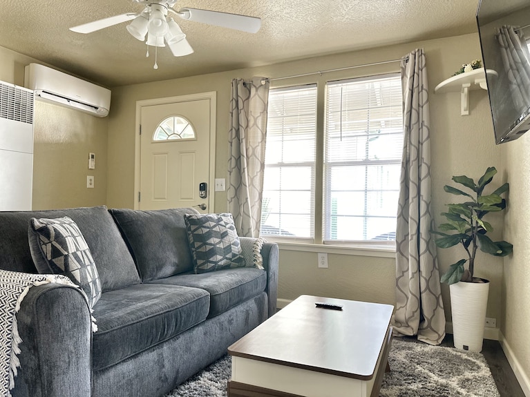 Near Downtown- Kitchen-washer/dryer-parking - Eagle Point