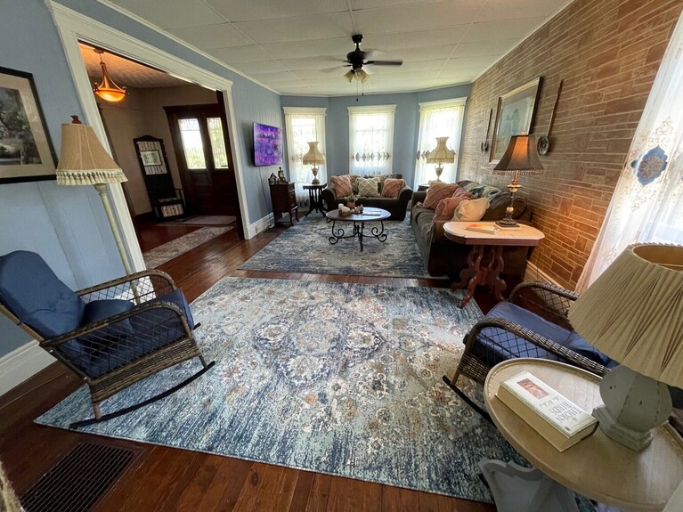 It's A Wonderful Life -Main St Penn Yan-hot Tub-seneca/keuka, Restored Victorian Home-nightlife - Seneca Lake, NY