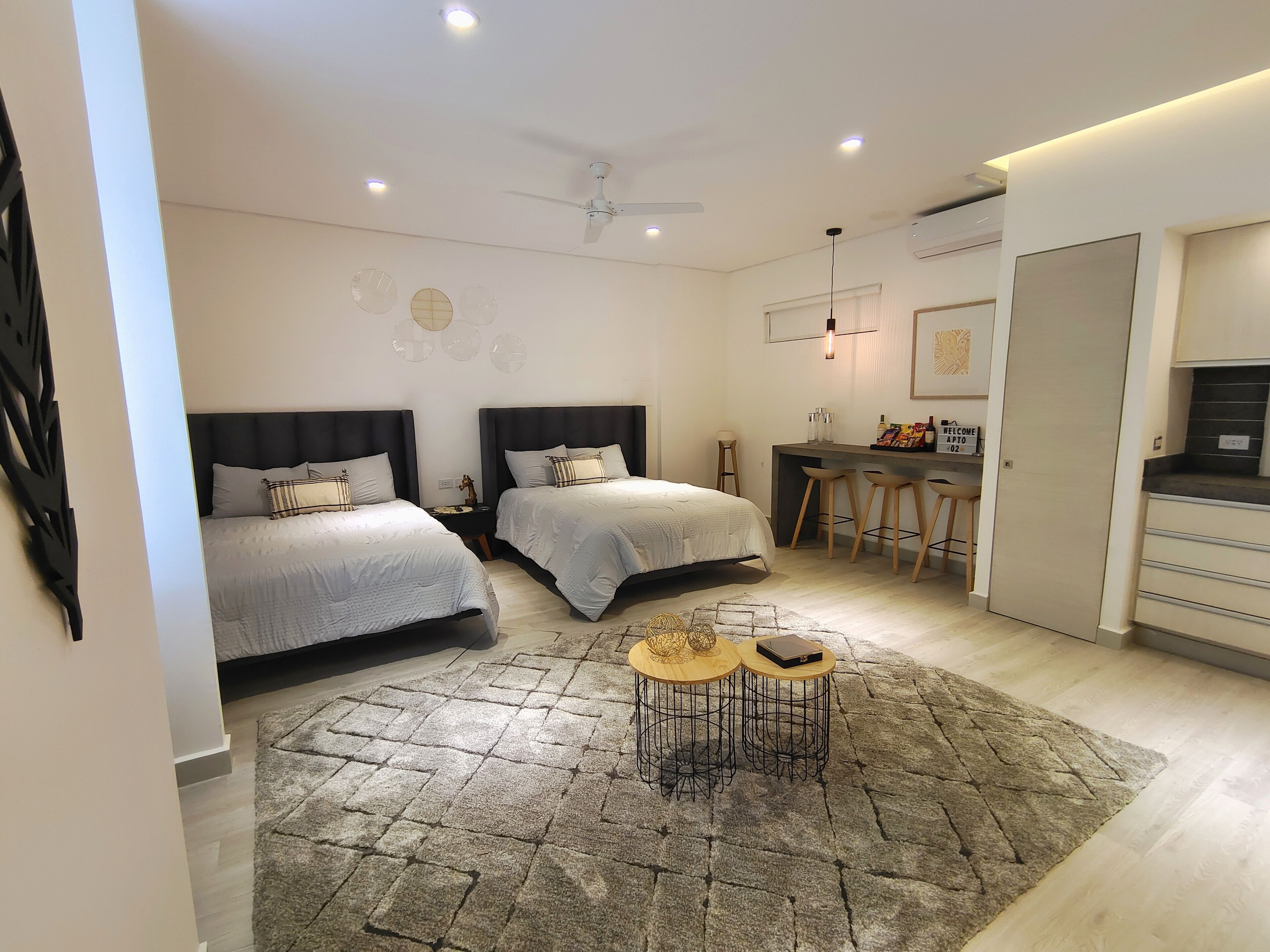 Suite-Estúdio | Edredões de penas, minibar, com decoração personalizada 