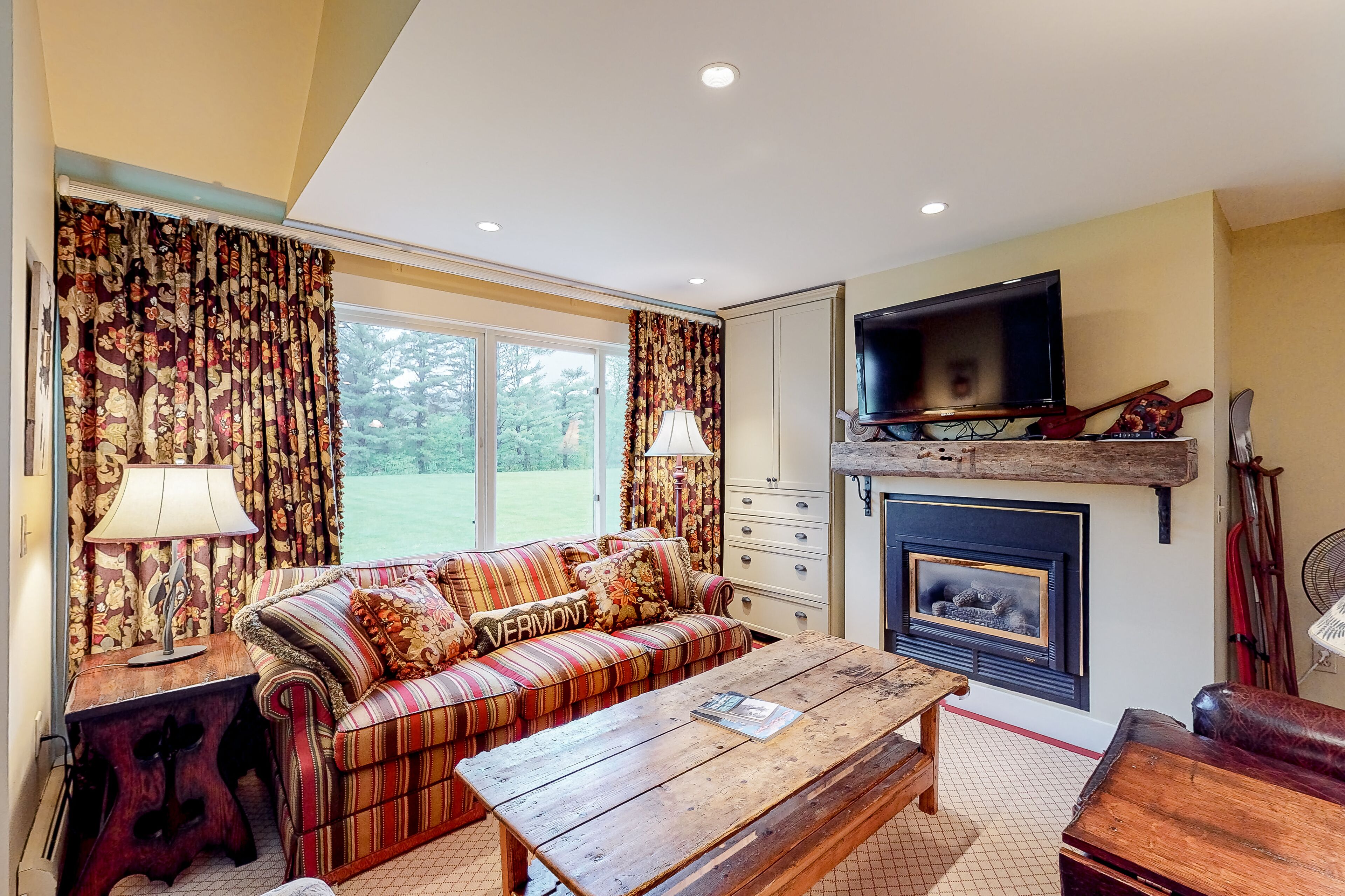 Golf-course Condo With Fireplace, Wifi, Pools & Hot Tub - Walkable Location - Stowe, VT
